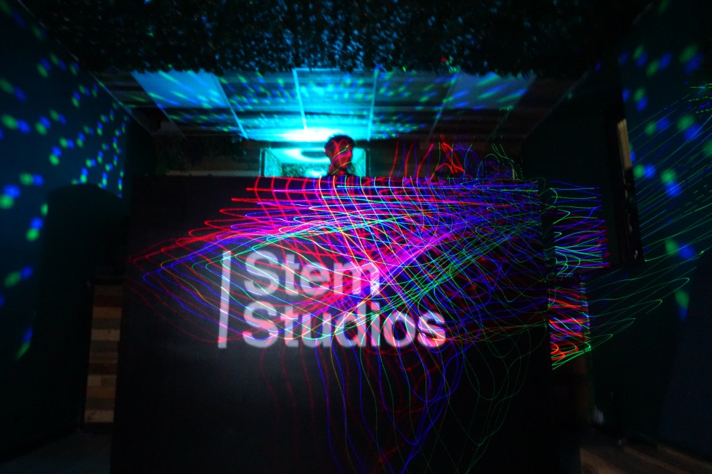 DJ Plug & Play – STEM STUDIOS